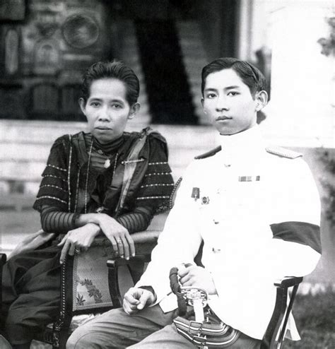 พระมนูแถลงสาร พระฉายาลักษณ์ สมเด็จพระศรีสวรินทิราบรมราชเทวี พระพันวัสสาอัยยิกาเจ้า และสมเด็จ