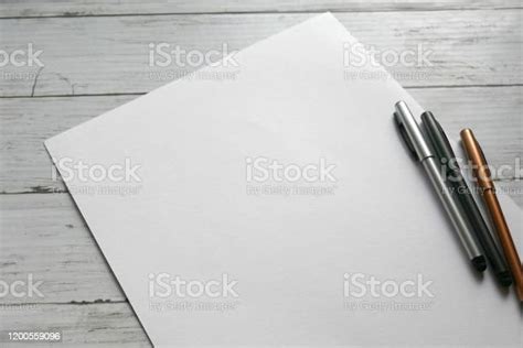 흰색 종이 배경에 세 개의 펜은 흰색 나무 배경에 누워 텍스트 로고 등을 위해 붙여넣기를 복사합니다 0명에 대한 스톡 사진 및