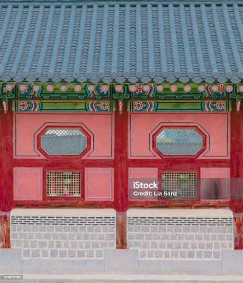 기와지붕과 단청의 정면 모습은 경복궁 벽면 서울 한국 한국 전통 궁궐 벽의 세부 사항을 클로즈업 샷 아름다운 한국 스타일의