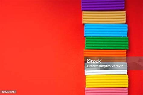 빨간 배경에 아이들의 다채로운 플라스틱 벽돌 공간을 복사합니다 어린이 놀이용 점토에 대한 스톡 사진 및 기타 이미지 어린이 놀이용 점토 배경 주제 개발 Istock