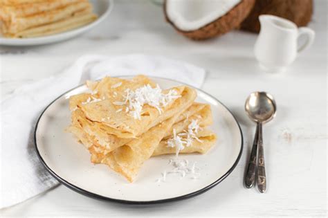 아침 아침 식사전통 러시아 Blini 팬케이크 프렌치 크레페 신선한 코코넛 우유 병 흰색 세라믹 피처 0명에 대한 스톡 사진 및