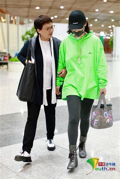 小可爱！马思纯素颜搭机皮肤白嫩 笑眼弯弯超温柔