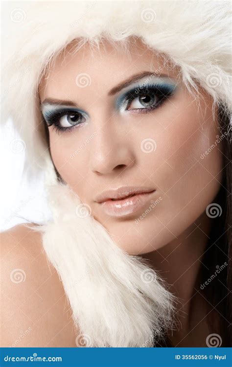 Schoonheidsportret Van Vrouw In Bont Glb En Make Up Stock Foto Image