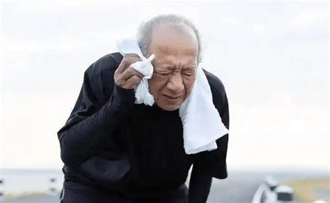 血糖飙升吓坏人！医生揭秘：糖尿病患者夏天要躲开这4件事