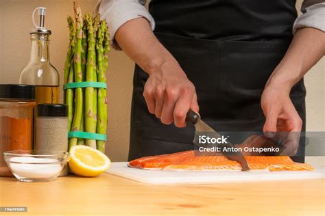 요리사 붉은 물고기 연어 송어 요리 반 찬과 샐러드 조리법 책 메뉴 요리 맛있고 건강에 좋은 음식 레스토랑 또는 호텔 메뉴 고급 요리에 대한 스톡 사진 및 기타 이미지