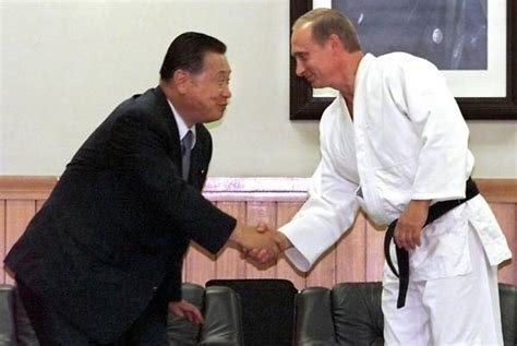 柔道の試合を前に森喜朗首相（左）と握手を：ロシアのプーチン大統領 写真特集：時事ドットコム