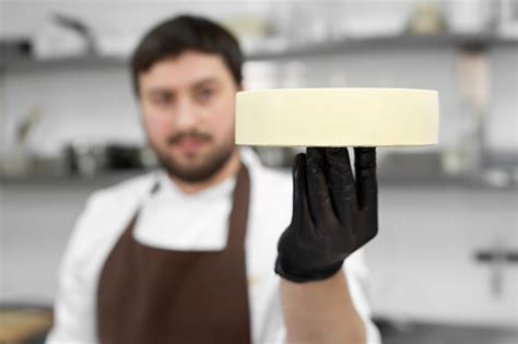 남성 페이스트리 셰프가 냉동 무스 케이크를 들고 아이싱을 준비합니다 요리사에 대한 스톡 사진 및 기타 이미지 요리사 생일 케이크 요리법 Istock