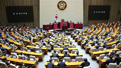 국민의힘 무너지는 윤 대통령 탄핵 방어선…내일 탄핵 가결 가능성 커져