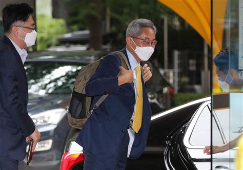 3연임 성공 윤종규의 출근길kb를 리딩금융그룹으로 자리매김 아시아경제