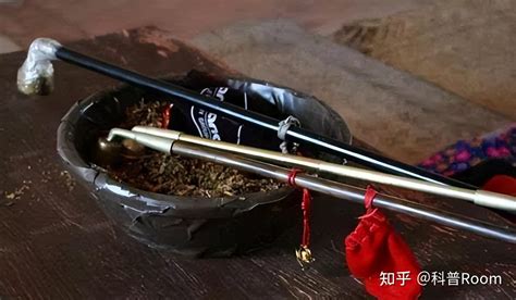 孩子吊起来养姑娘叼着烟袋满族人的生活习俗究竟有多奇怪 知乎