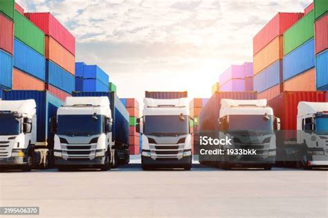 항구에 세미 트레일러 트럭 및 쌓인 컨테이너물류 운송 산업의 취급 화물 컨테이너 운송 화물 트럭 가져 오기 수출 유통 창고 물류 운송 경제에 대한 스톡 사진 및 기타 이미지
