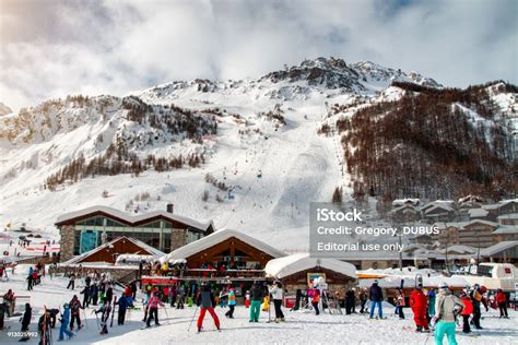 겨울에는 발 디제르 프랑스 스키 리조트 알프스 산에서에서 스키를 즐기고 관광객의 군중 관광 리조트에 대한 스톡 사진 및 기타