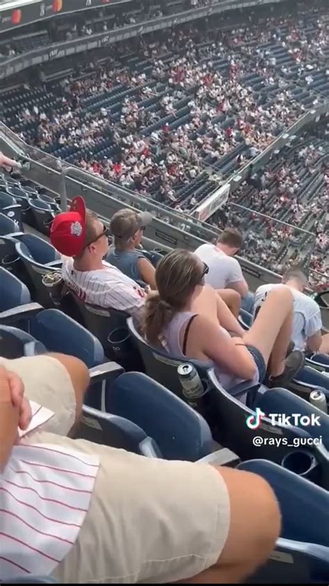 Casal Flagrado Em Ato Obsceno Durante Partida De Beisebol Nos Eua E Web Condena O Que Tem De