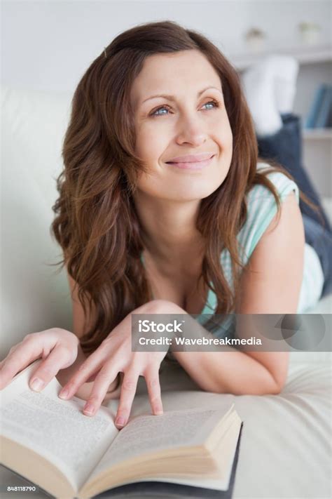 よそ見しながらソファーにおなかに横たわる女 1人のストックフォトや画像を多数ご用意 1人 20代 25 29歳 Istock