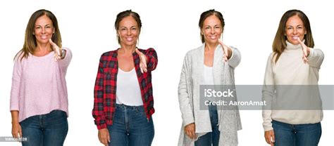 흰색 위에 아름 다운 중 년 여 자가 입고 겨울 스웨터의 콜라주 배경 웃 고 인사 하 고 환영으로 제공 하는 친절 한 악수 고립 성공적인 사업입니다 가을에 대한 스톡 사진