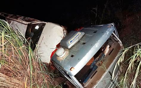 Motorista fica ferido após perder controle de caminhão e sair da pista