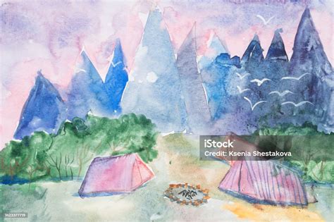 질감이있는 종이에 그려진 아이들의 Diy 수채화 물감 여행 하이킹 및 산속의 개간지에서 캠핑 텐트 캠프 파이어 및 분홍색 하늘