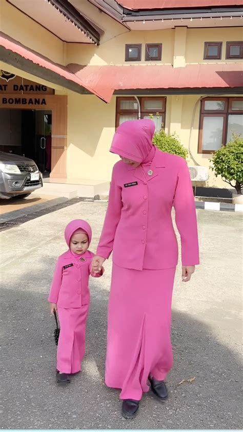 Lucu Banget Anak Perempuan Temani Ibunya Jadi Bhayangkari Versi Mini