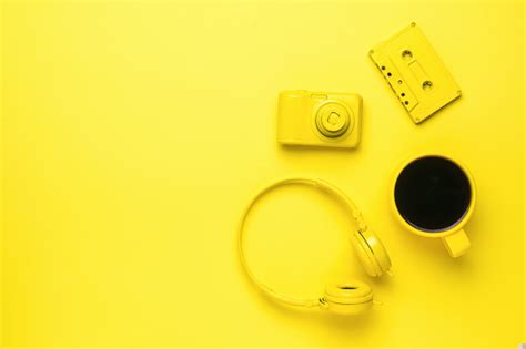 노란색 카세트 헤드폰 카메라 커피 머그잔이 노란색 배경에 있습니다 색상 추세 텍스트에 대 한 배치 0명에 대한 스톡 사진 및