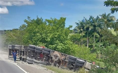 Carreta Carregada Com Cimento Tomba Na Br 235 Em Socorro F5 News