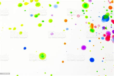 수채화 물감 컬러 페인트 물방울을 뿌려 서 배경에 대 한 반점 그림 그리기에 대한 스톡 사진 및 기타 이미지 그림 그리기