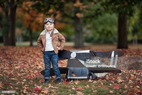 Pilot Muda Dengan Pesawatnya Di Luar Ruangan Foto Stok Unduh Gambar Sekarang 2 3 Tahun