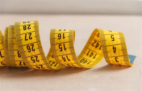 곡선 측정 테이프 노란색 측정 테이프의 클로즈업 보기입니다 0명에 대한 스톡 사진 및 기타 이미지 0명 3차원 형태 거리가 먼 Istock