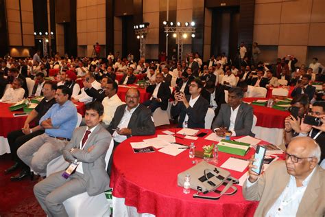 वाहन निर्मिती उद्योगाने अत्याधुनिक तंत्रज्ञान आणि प्रदूषणमुक्त इंधन