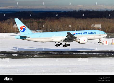 Korean Air Cargo Boeing 777 Plane Landing Airplane 777 For Cargo