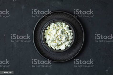 어두운 콘크리트 테이블 표면에 검은색 세라믹 그릇에 만든 코 티 지 치즈 0명에 대한 스톡 사진 및 기타 이미지 0명 건강한 생활방식 건강한 식생활 Istock