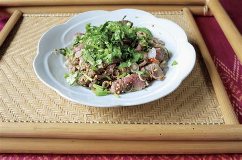 （朝日新聞社）：カンボジア・牛肉サラダ 「この牛肉サラダも見た目が華やかで、東南アジアでよく使われるコブミカンの葉とレモン