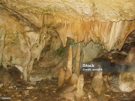 종유석과 석순이있는 지하 동굴의 추상적 인 그림 석회암 카르스트 형성 여행 및 휴가 개념 디지털 페인팅 추상자연주의 릴리프 패턴 0명에 대한 스톡 사진 및 기타 이미지