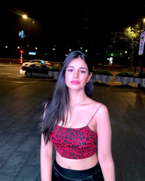 Sarah Khatri Çr Gr Indian Actresses Womens Top Sarah