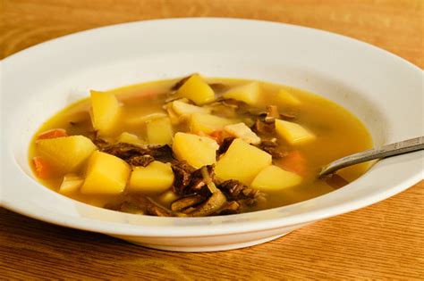 나무 테이블에 흰색 접시 Woth 숟가락에 맛있는 체코 수프 브람보라카 0명에 대한 스톡 사진 및 기타 이미지 0명 감자