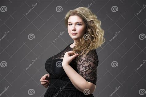 Młoda Piękna Blondynka Plus Rozmiaru Model W Czarnych Dresach Xxl