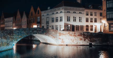 가벼운 강 강가 거리 거리 사진 건물 건축 경치 좋은 전망 고요한 저녁 관광 구시가지 그림 같은 다리