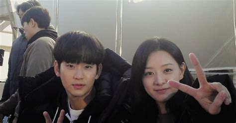 김수현 김지원과 현실 커플 같은 케미설레는 다정한 포즈