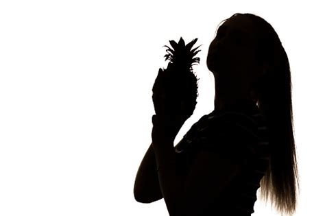 흰색 고립 된 배경 개념 비타민과 건강한 음식 여성의 아름다움과 채식주의에 손에 파인애플 과일을 가진 여성 그림의 실루엣 건강한