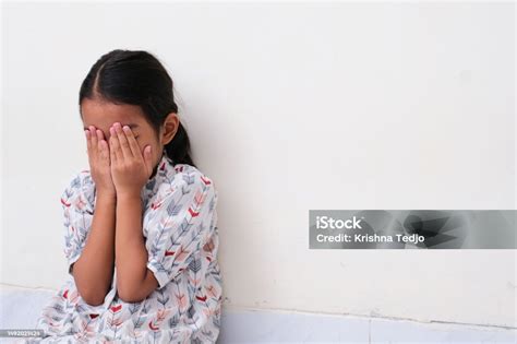 슬픈 표정을 짓는 손으로 얼굴을 가리는 아시아 어린 아이 소녀에 대한 스톡 사진 및 기타 이미지 소녀 6 7 살 아시아인