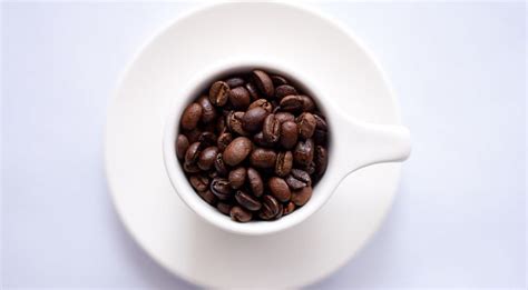 어두운 화이트 갈색 손 커피 에너지 콩 음료 에 스 프레소 음료 구이 Cupofcoffee 카페인 볶은