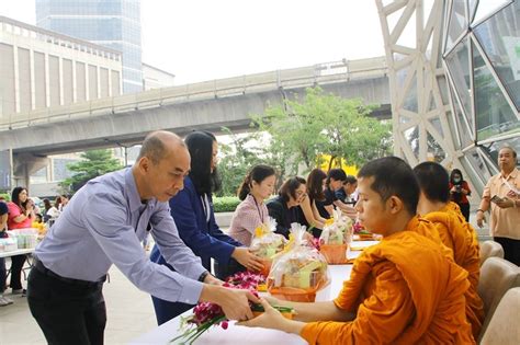Gunkul ร่วมกิจกรรมการตักบาตร ข้าวสารอาหารแห้งกับอาคารเพิร์ล แบงก์ค็อก