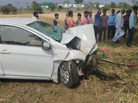 Speeding Car Collides With A Tree तेज रफ्तार कार पेड़ से टकराई एक की