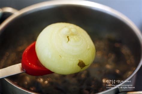 양파로 맛을 낸 소고기 미역국