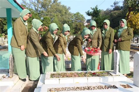 Malang Post Peringati HUT Ke 76 Persit KCK Ziarah Dan Tabur Bunga