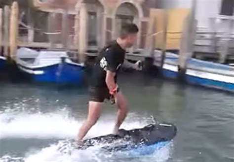Bürgermeister sauer Respektlose Touristen surfen durch Venedig Exxpress
