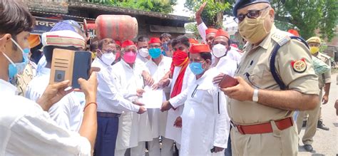 मनकापुरसपा के धरना प्रदर्शन से पहले पुलिस छावनी बना पूर्व विधायक का आवास