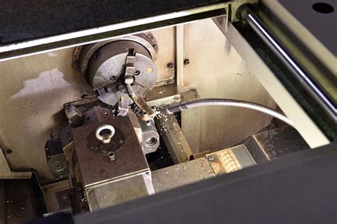 스핀 들 척 및 설치 금속 부품에 포켓 고정밀 Cnc 산업 선반 선반 기계 Cnc 기계는 금속 부분에 있는 구멍을 훈련 합니다 Cnc 장치에 대한 스톡 사진 및 기타 이미지