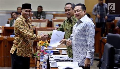 PHOTO KPK Serahkan Daftar Barang Sitaan Kepada Komisi III DPR Foto Liputan