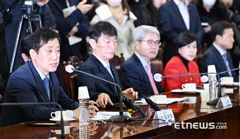 은행권 민생금융지원 간담회 발언하는 김주현 전자신문
