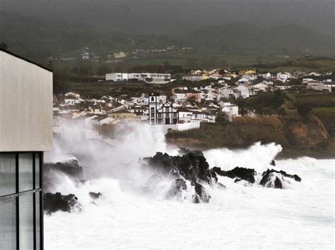 Aviso Vermelho Alargado às Cinco Ilhas Do Grupo Central Dos Açores Tvi24